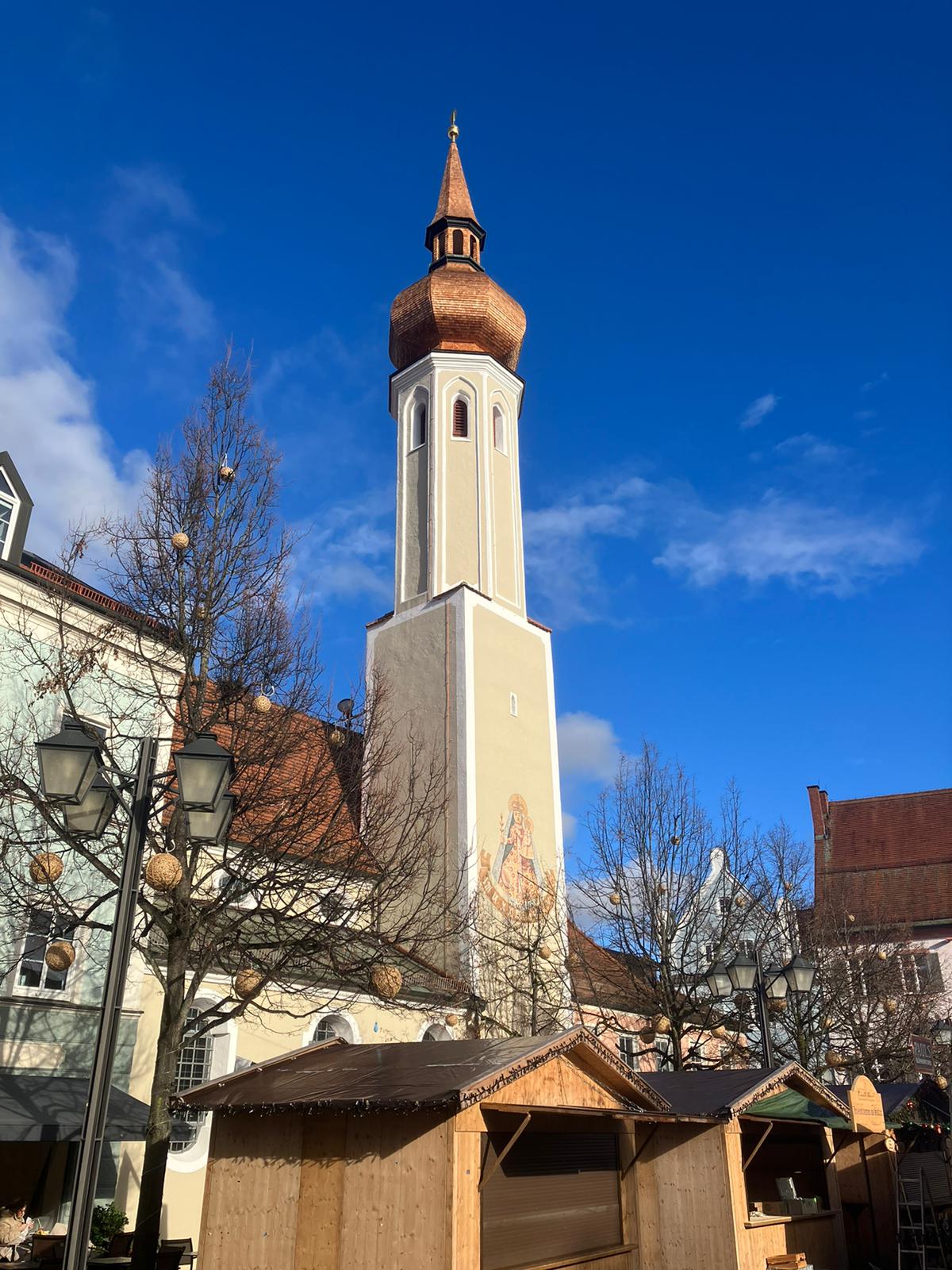 Stadtkirche Erding - Dächer und Fassaden mit Holzschindeln gedeckt