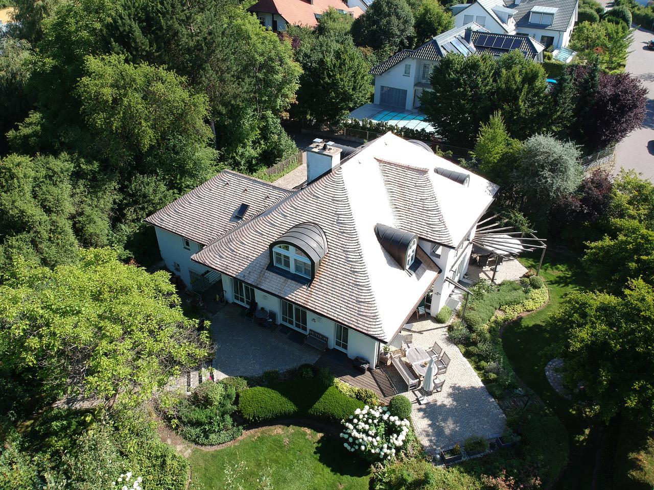 Wohnhaus in Regensburg - Dächer und Fassaden mit Holzschindeln gedeckt